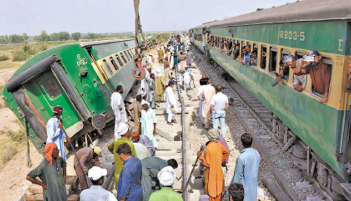 کراچی ایکسپریس کا حادثہ ٹریک کی خستہ حالی اور فنی خرابی سے ہوا، ابتدائی ...