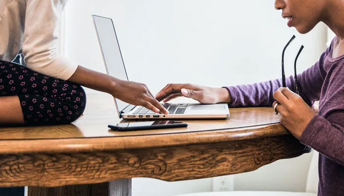 کل وقتی ملازم غریب فیملیز کو فاقہ کشی سے بچے کیلئے ہفتہ میں 8 دن کام ...