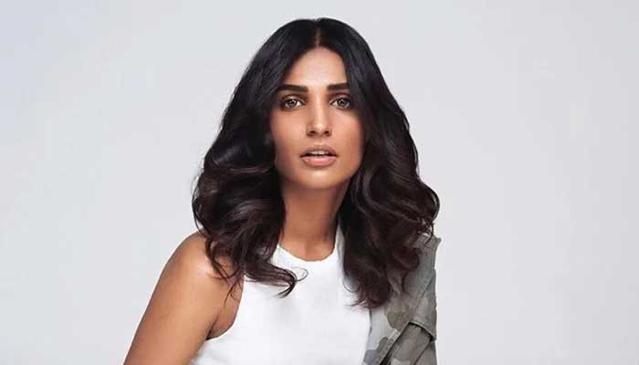 Amna Ilyas sizzles in all black in photoshoot: Pics