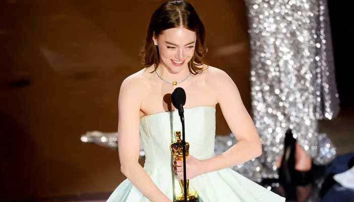 Emma Stone receives her career's second Oscar award with ‘broken dress ...