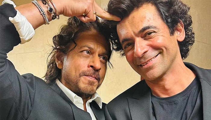 Shah Rukh Khan, Sunil Grover reunite for slapstick entertainment at Zee Cine Awards
