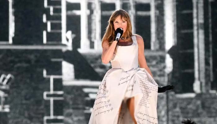 Taylor Swift Faces Wardrobe Malfunction In Front Of Travis Kelce during concert