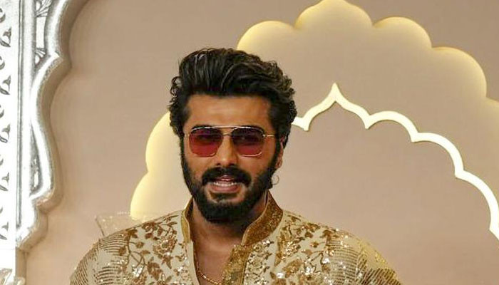 Arjun Kapoor's candid conversation with paps goes viral : Watch