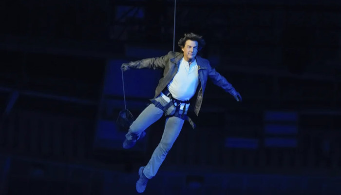 Tom Cruise takes Olympic finale to new heights with jaw-dropping stunt ...