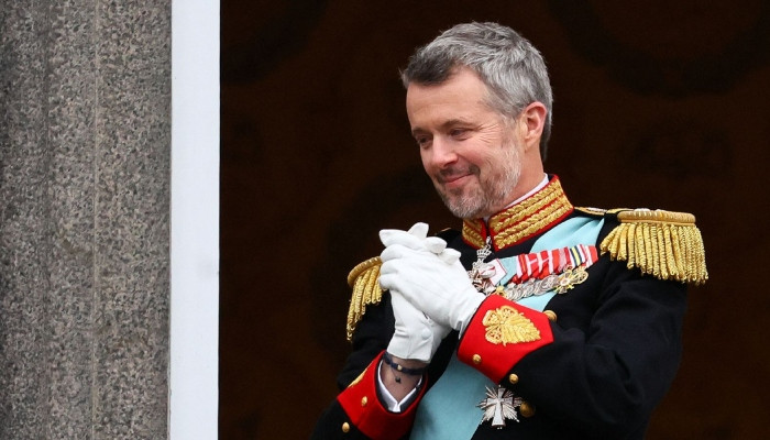 King Frederik presents ‘King’s Watch’ to best guard at Rosenborg Castle ...
