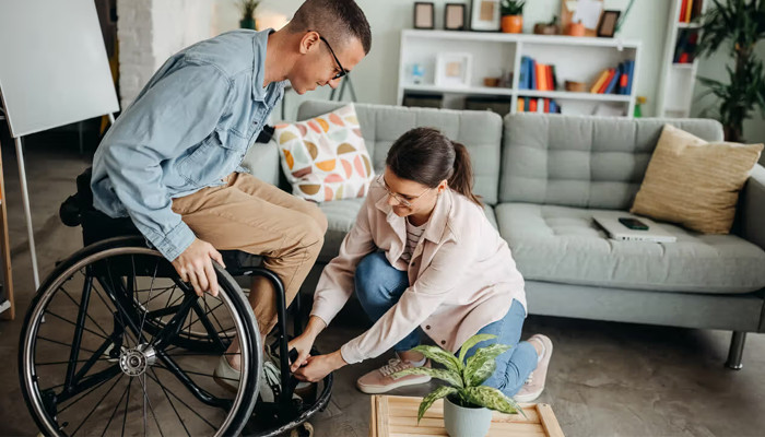 What is ALS? Symptoms, causes, risk factors