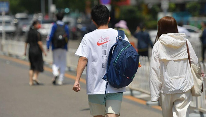 Chinese students find unique ways to fight off intense heatwave