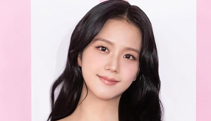 BLACKPINK’s Jisoo brings fairytale vibe to Paris show in dreamy pink ...
