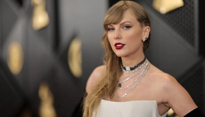 Taylor Swift stuns in never-before-seen snowy snap shared by Charissa ...