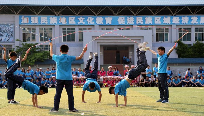 چینی نوجوانوں کا رسی پھلانگنے کا حیرت انگیز مظاہرہ