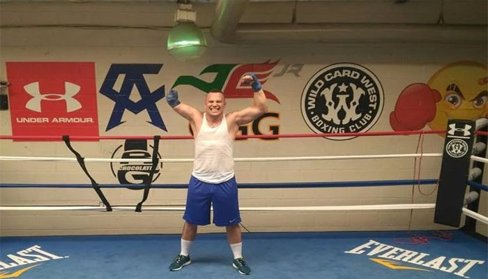 ایک ہاتھ سے مقابلہ کرنے والا یونان کاپروفیشنل باکسر