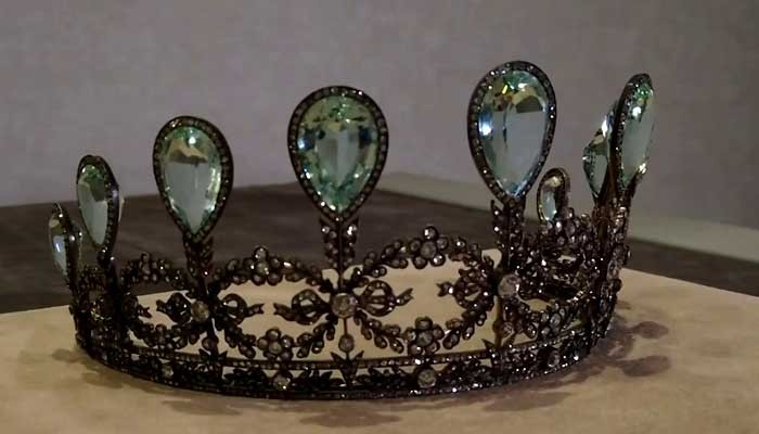 لندن،جواہرات سے مزین تاج نیلامی کیلئے پیش