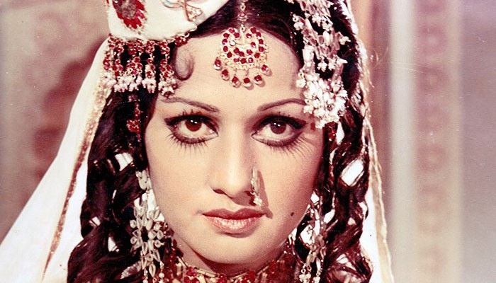 بادامی آنکھیں، معصوم مسکراہٹ، رانی کی پہچان