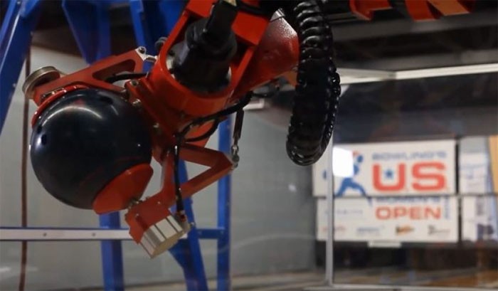 بولنگ کھیلنے والا روبوٹک آرم