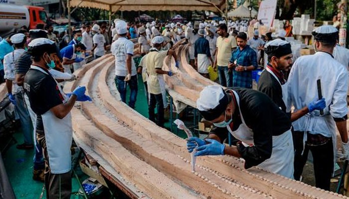 بھارتی شیفس نے دنیا کا سب سے بڑا کیک تیار کر لیا