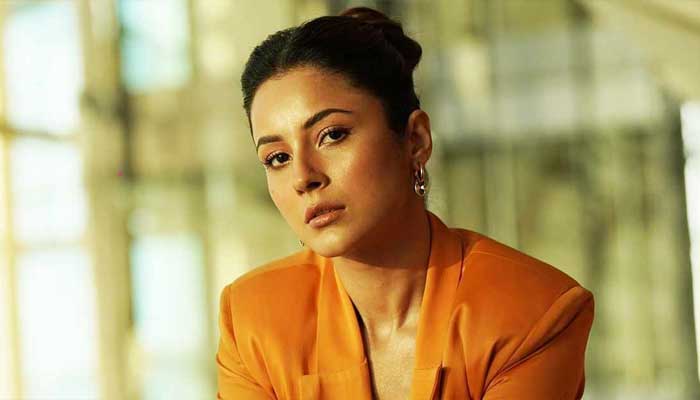 شہناز گل چیتے کے بچے سے ڈر کر بھاگ گئیں