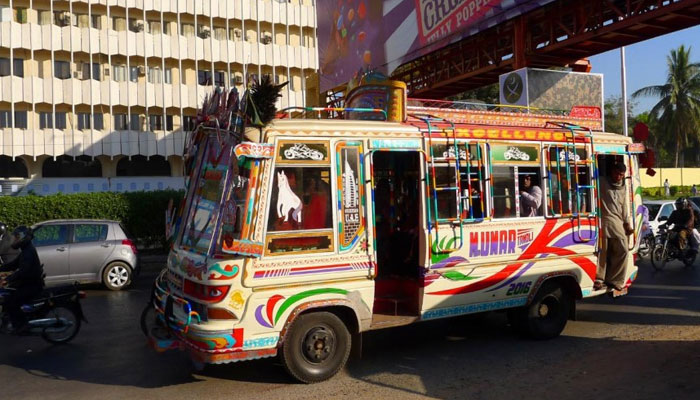 ڈیزل کا ریٹ کم ہوگیا پر بس کا کرایہ کم نہ ہوا، شہری پریشان