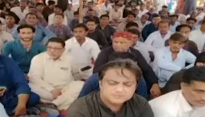 کچے کے ڈاکوؤں کی جانب سے 4 ہندوؤں کے اغوا کے خلاف کشمور میں دھرنا جاری