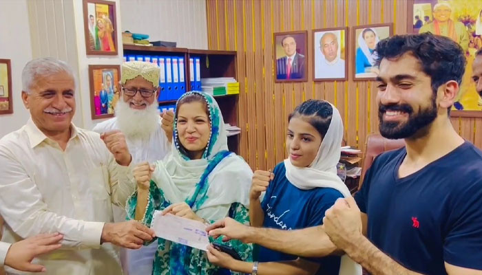 سندھ حکومت کیجانب سے باکسر عالیہ سومرو کیلئے 46.5 لاکھ روپے کا چیک